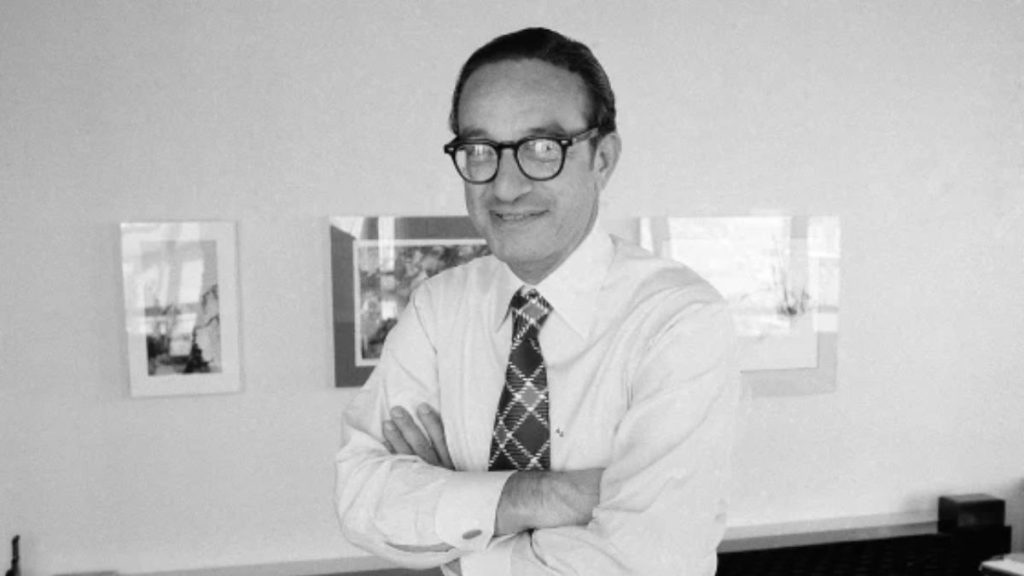 Former Fed Chairman Alan Greenspan Dies at Age 100, Wife Andrea ...