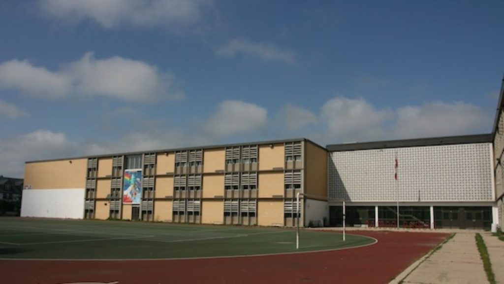 Gordon Bell High School Briefly Locked Down After Gun Sighting Report
